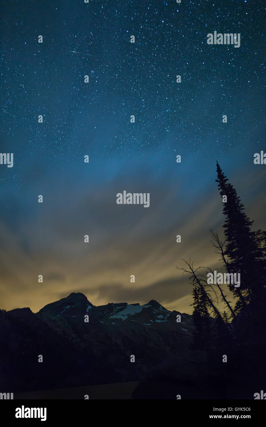 Clouds night sky stars tree hi-res stock photography and images - Alamy