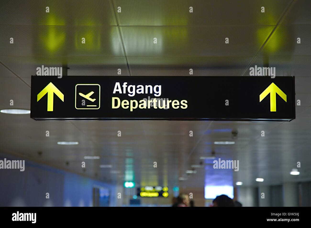 Departures airport sign Stock Photo - Alamy