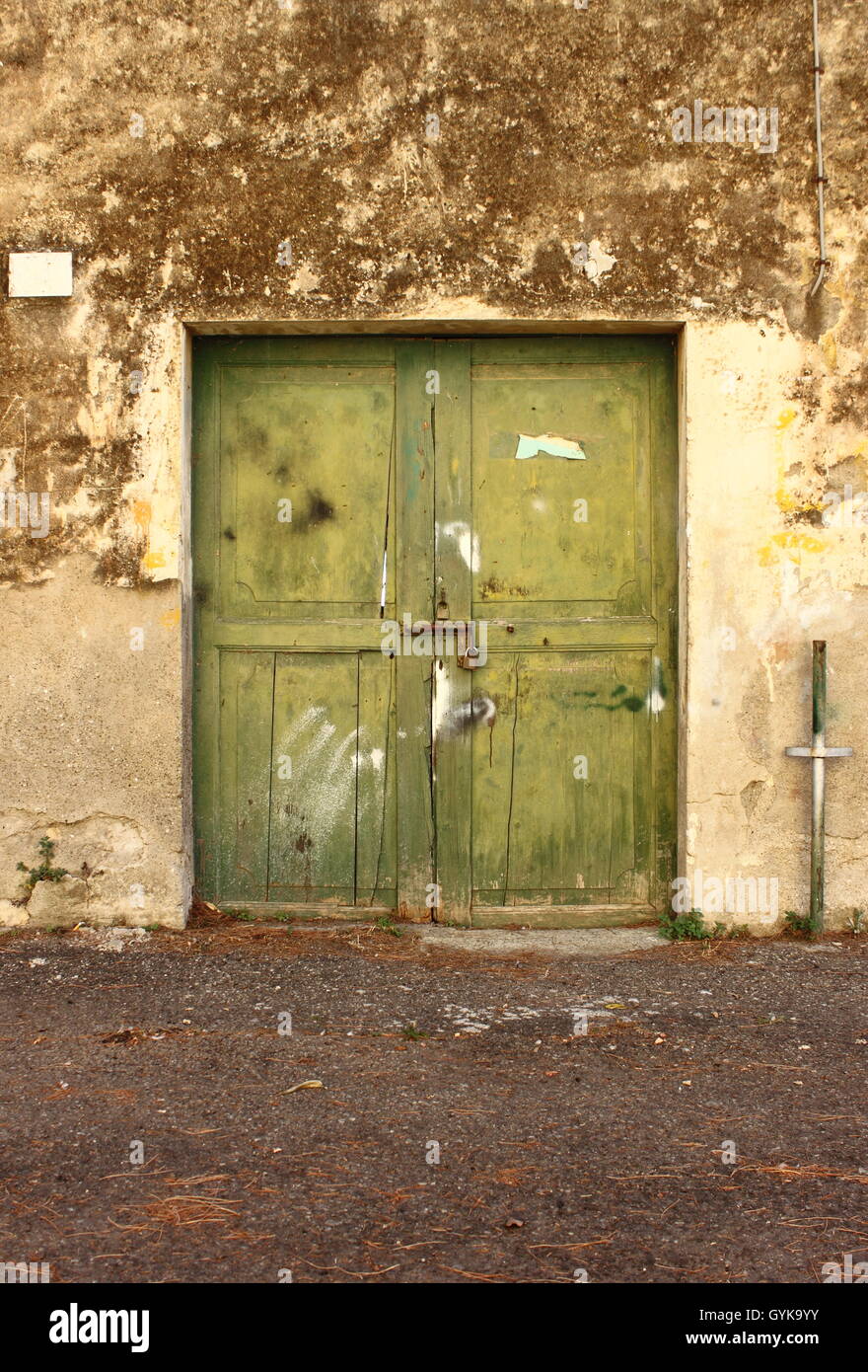 Crumbling building hi-res stock photography and images - Alamy