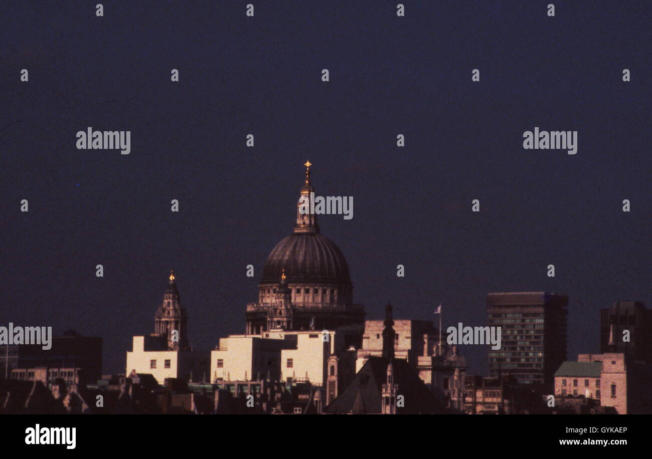 1990s london skyline hi-res stock photography and images - Alamy