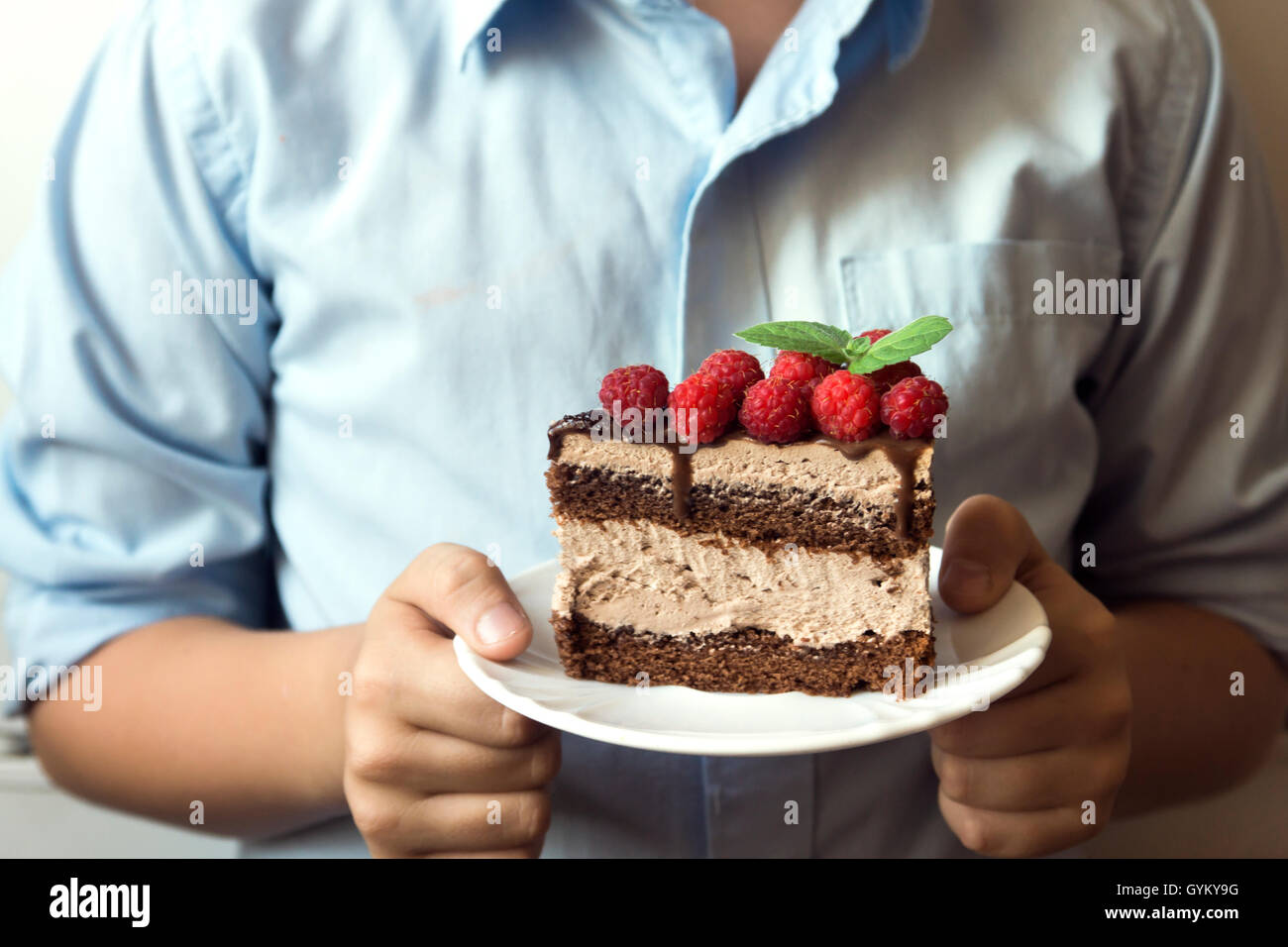 Hands holding cake hi-res stock photography and images - Alamy