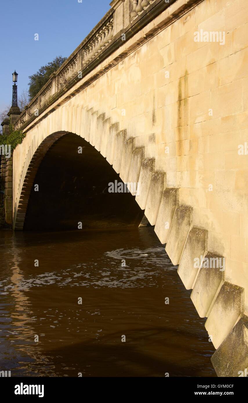 Arch of a stone bridge over the River Avon in Bath, Somerset, England ...