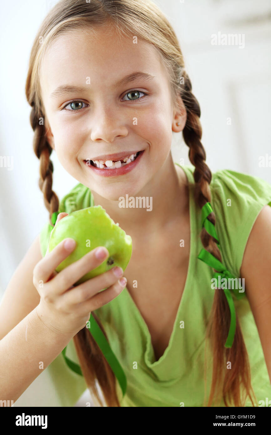 Little girl eating apples Stock Photo - Alamy Little girl eating apples Stock Photo - Alamy