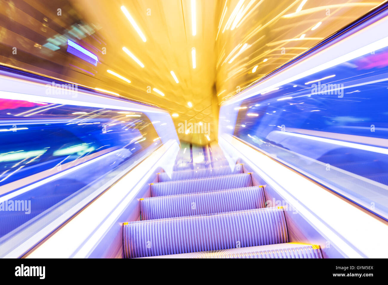 Movement of diminishing hallway escalator Stock Photo - Alamy