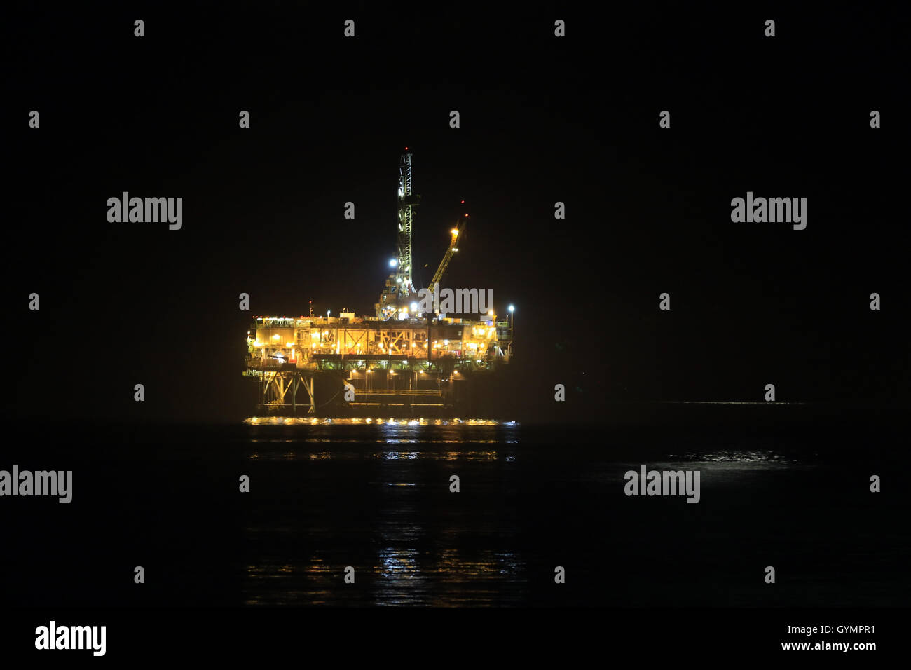 Oil rig night sea hi-res stock photography and images - Alamy