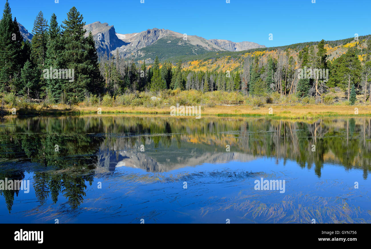 Reflection of mountains in lake hi-res stock photography and images - Alamy