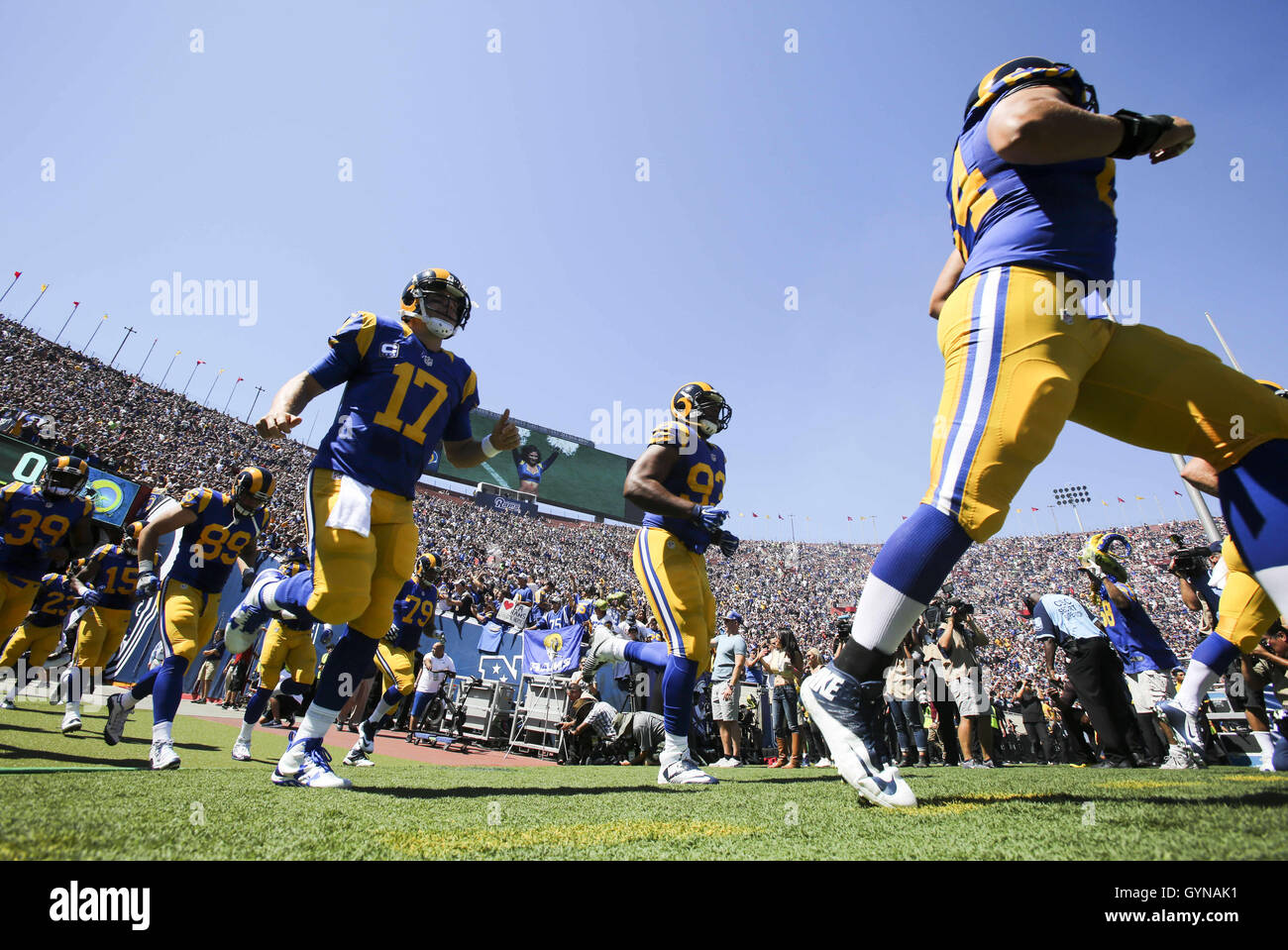 Los Angeles, California, USA. 18th Sep, 2016. Los Angeles Rams enter ...