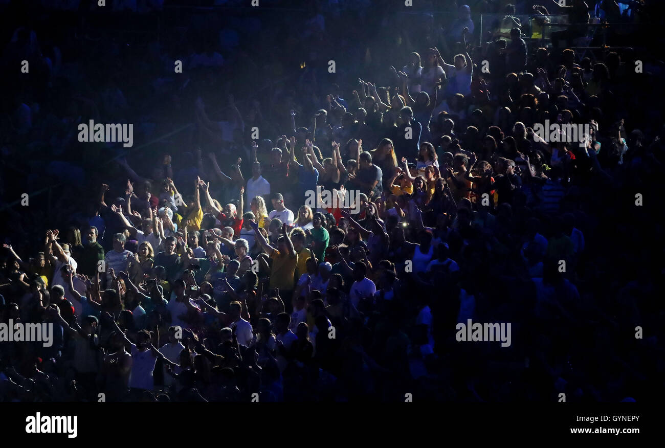 Rio de Janeiro, Brazil. 18th Sep, 2016. Spectators cheer for the ...