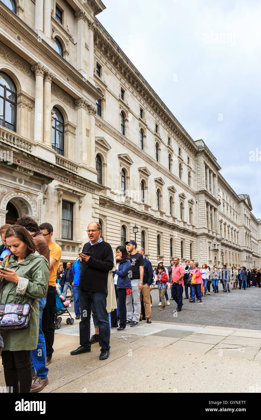 People waiting outside court india hi-res stock photography and images ...