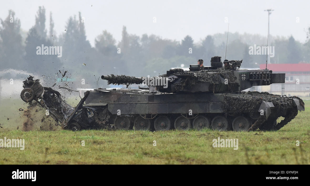 Leopard 2 battle tank hi-res stock photography and images - Alamy