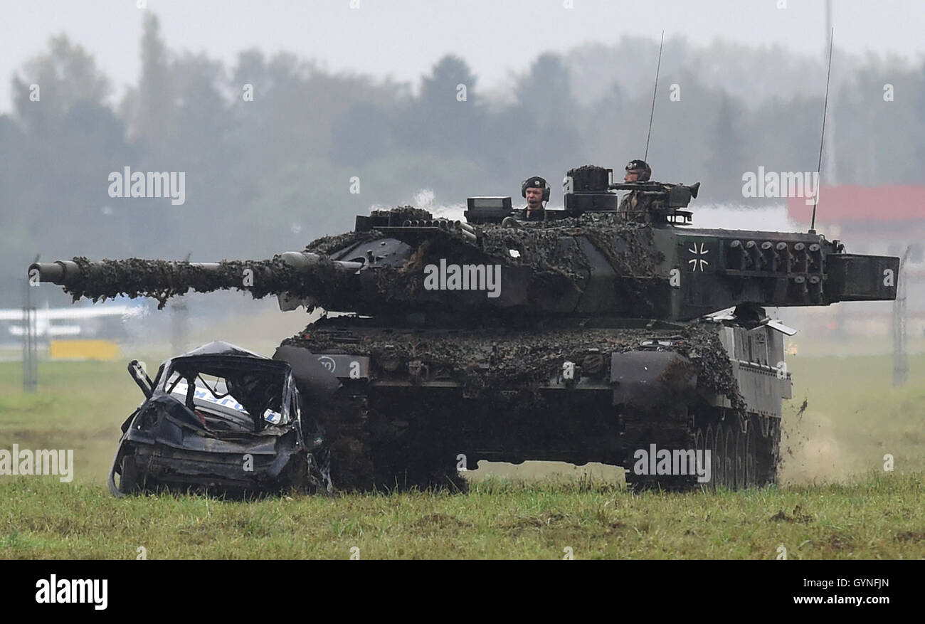 Leopard 2 and tank hi-res stock photography and images - Alamy