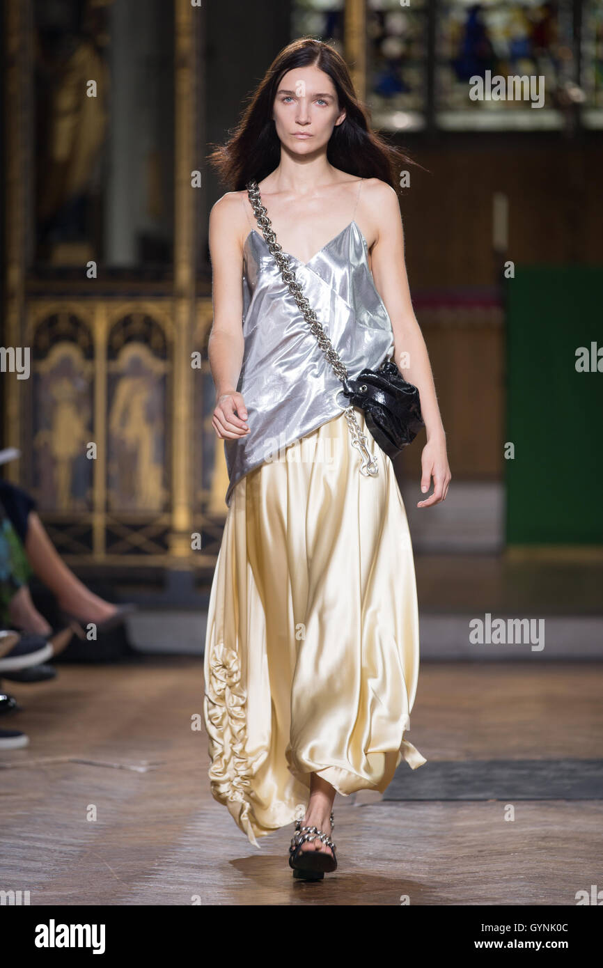 London, UK. 19th September 2016. Sharon Wauchob shows her Spring Summer ...