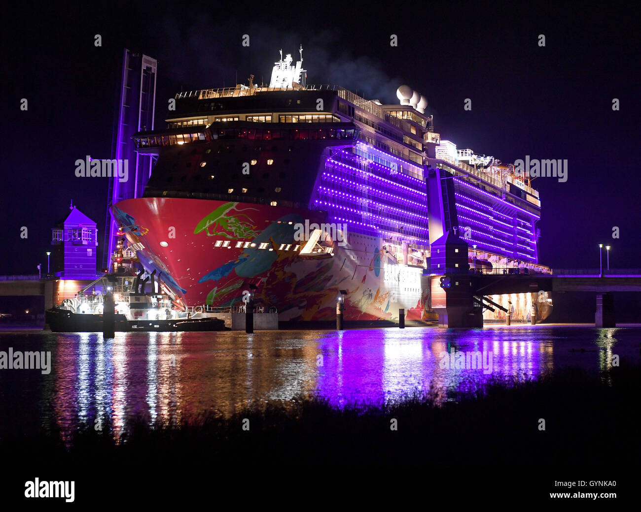 The youngest cruise ship of the Meyer shipyard "Genting Dream" starts ...