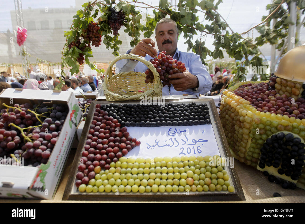 Hebron, West Bank, Palestinian Territory. 19th Sep, 2016. A Palestinian ...