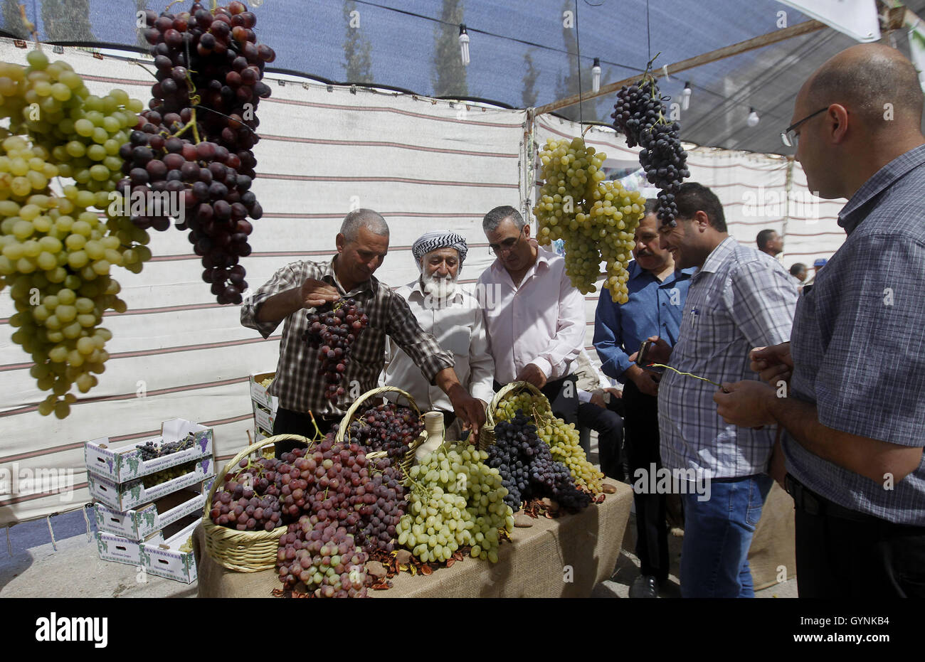 Hebron, West Bank, Palestinian Territory. 19th Sep, 2016. A Palestinian ...