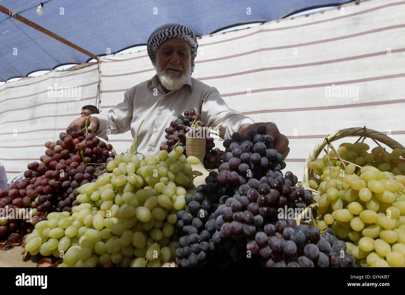 Hebron, West Bank, Palestinian Territory. 19th Sep, 2016. A Palestinian ...