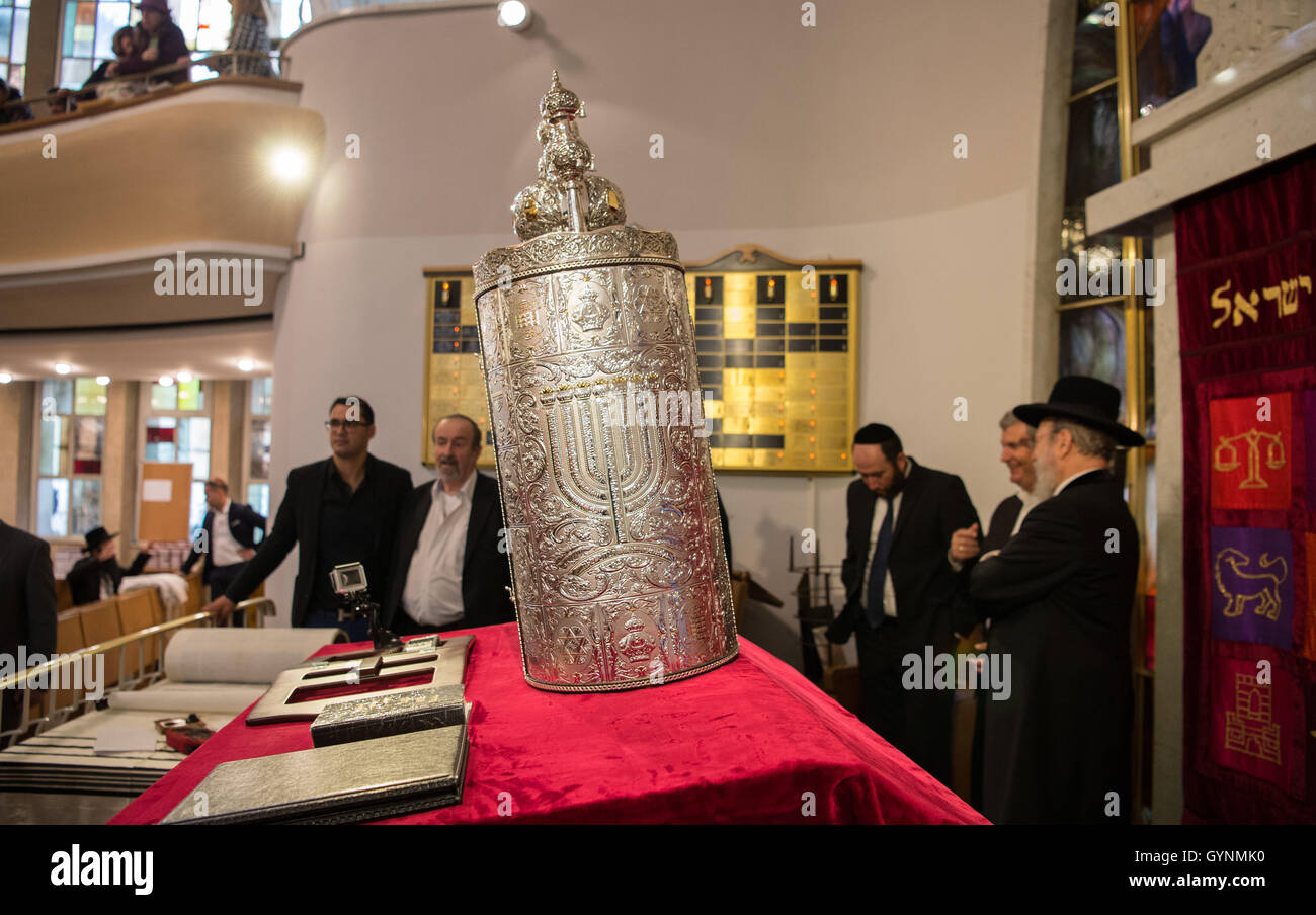 Duesseldorf, Germany. 18th Sep, 2016. The Torah Ark can be seen at the ...
