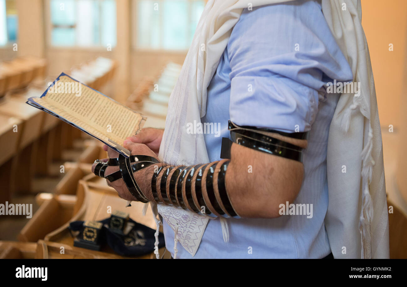 Duesseldorf, Germany. 18th Sep, 2016. A member of the Jewish community ...