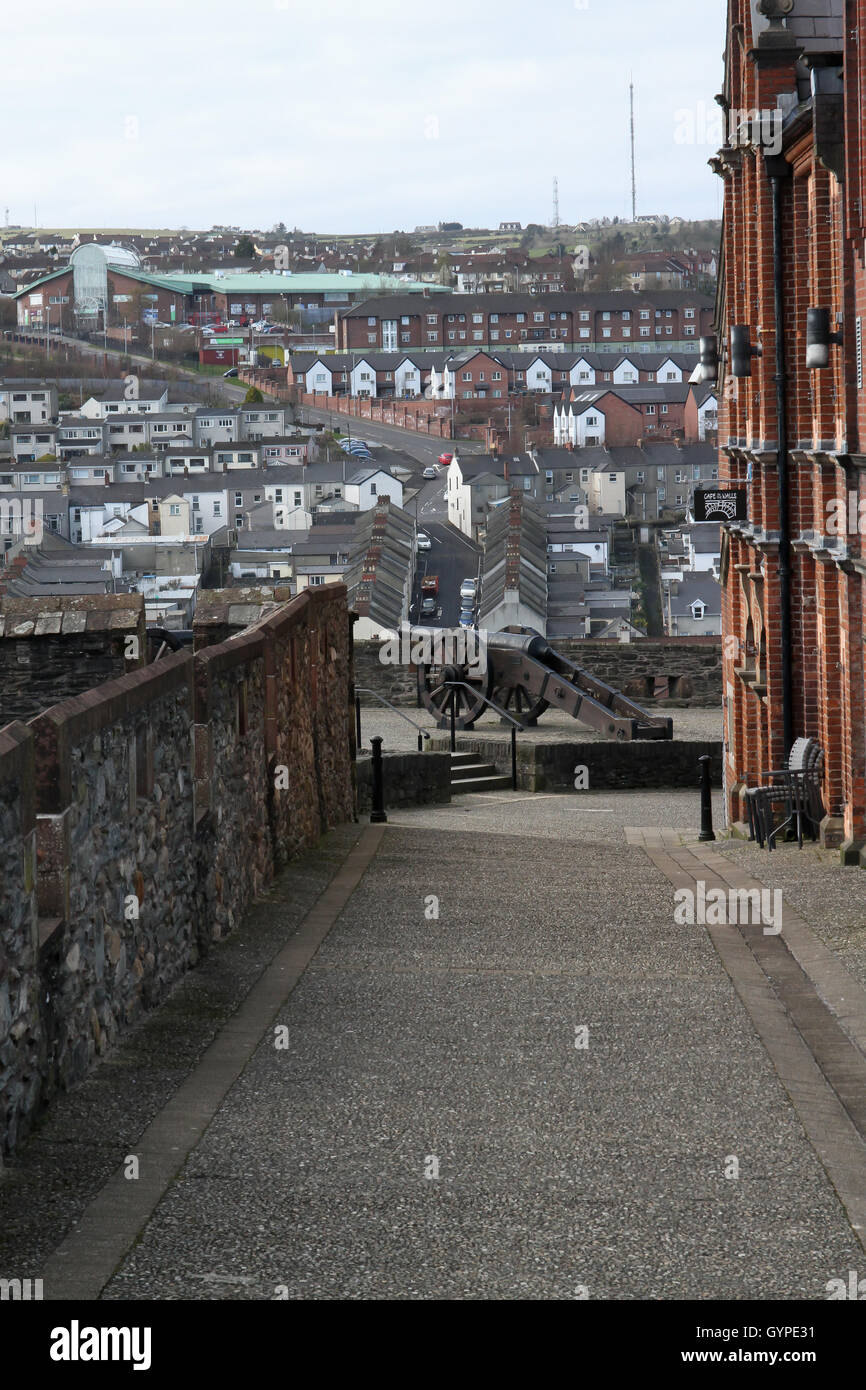 Derry city walls hi-res stock photography and images - Alamy