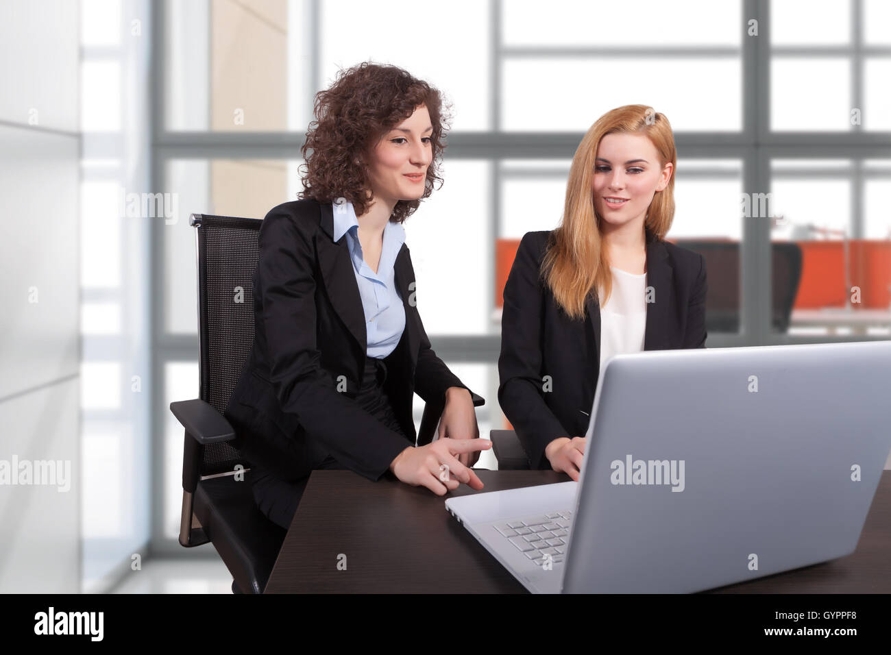 2 women talking serious hi-res stock photography and images - Alamy
