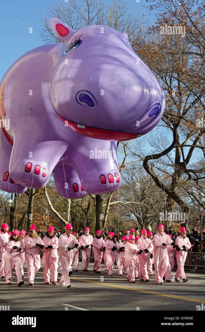 Macys thanksgiving day parade balloon hi-res stock photography and ...