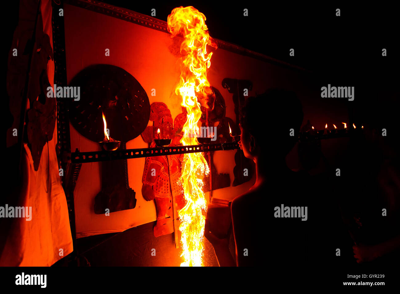 Hand puppets shadow hi-res stock photography and images - Alamy