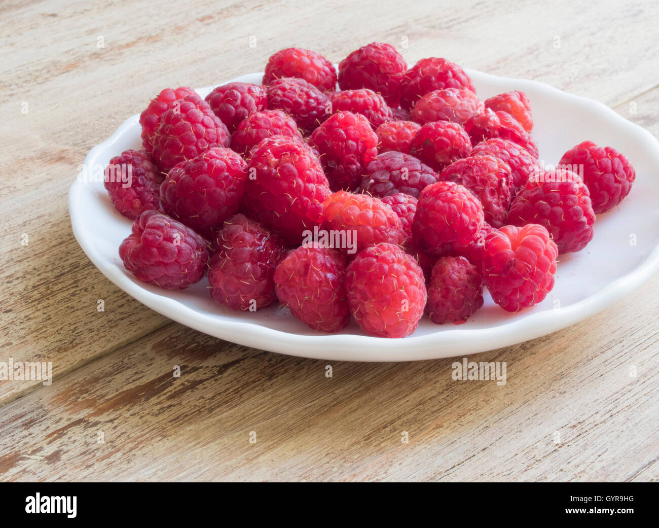 scattering of fresh raspberries Stock Photo - Alamy