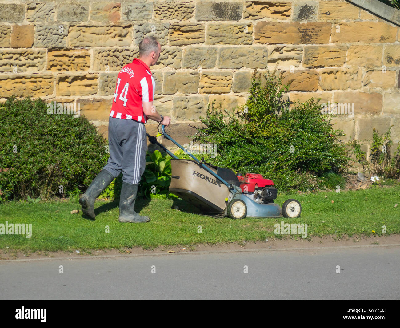 Man mowing grass hi-res stock photography and images - Alamy