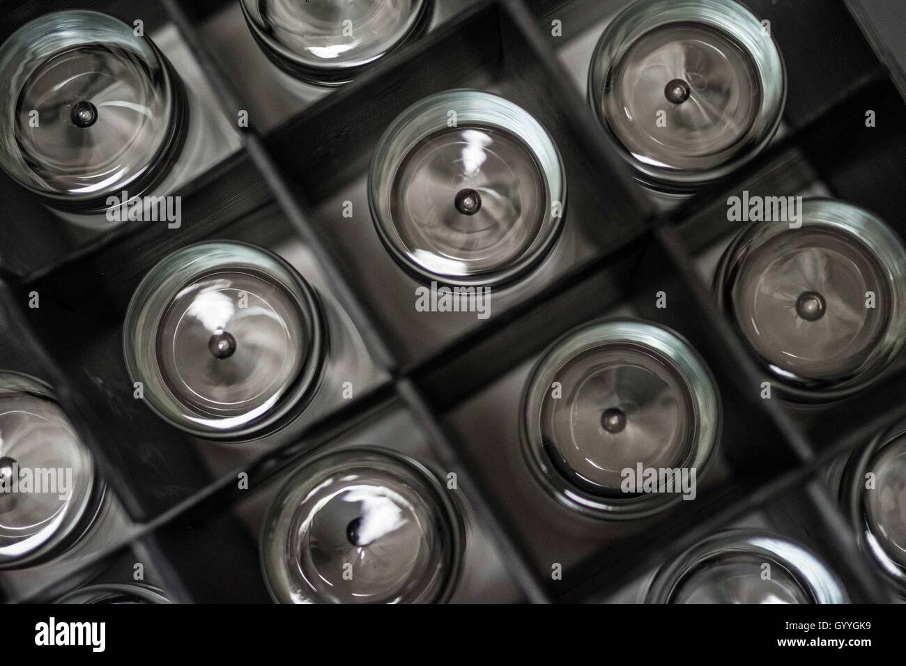 Grid pattern glass hi-res stock photography and images - Alamy