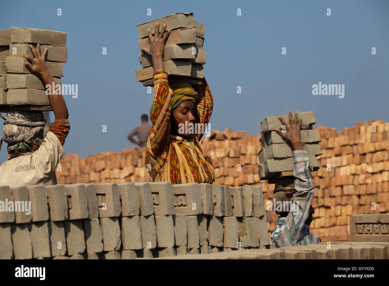Women labourers of bangladesh hi-res stock photography and images - Alamy