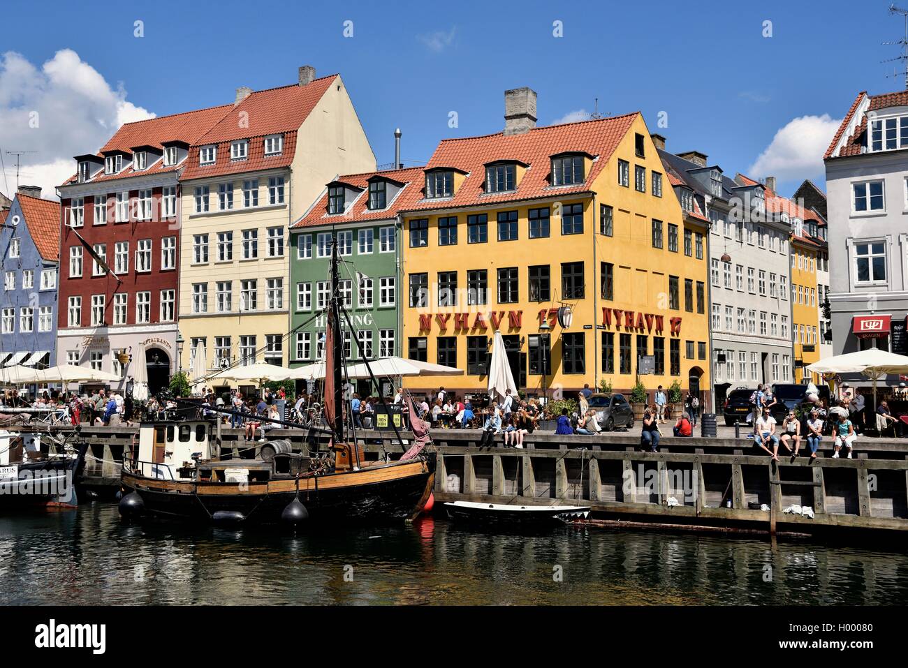 Colorful houses at canal, Nyhavn, Copenhagen, Denmark Stock Photo - Alamy