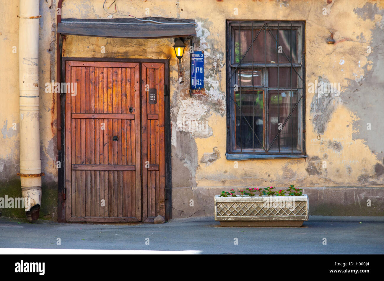 Ghetto front door hi-res stock photography and images - Alamy