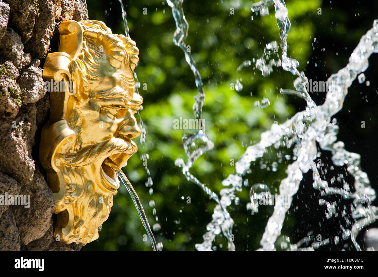 Golden fountain hi-res stock photography and images - Alamy