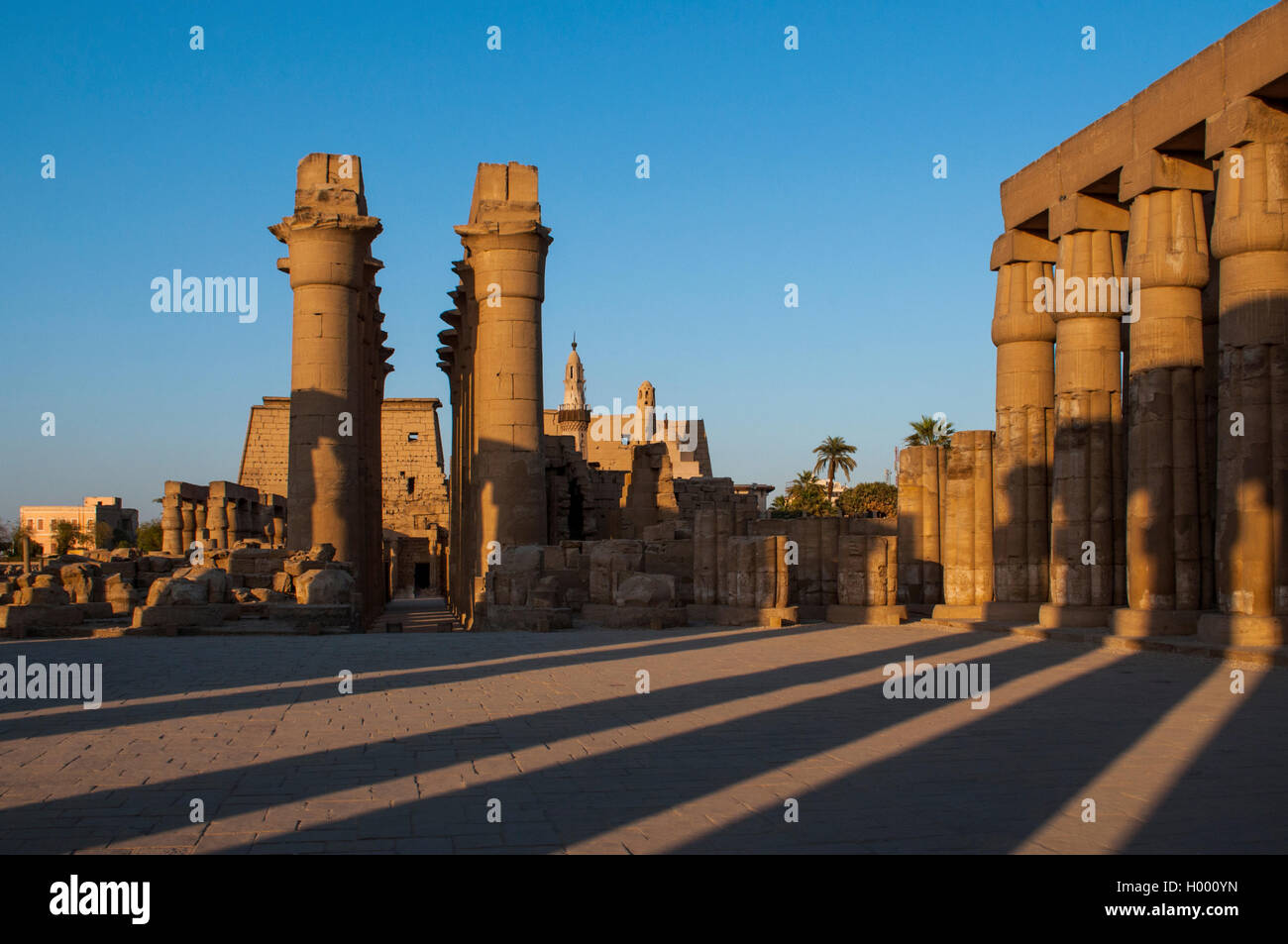 Egyptian art temple complex pharaoh hi-res stock photography and images ...