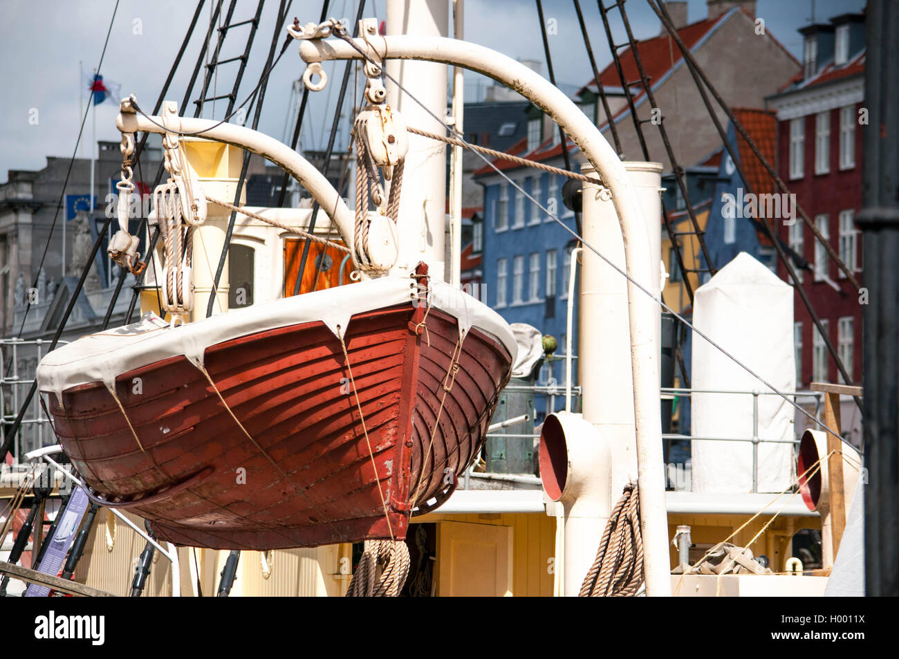 Sinking ship life boat hi-res stock photography and images - Alamy