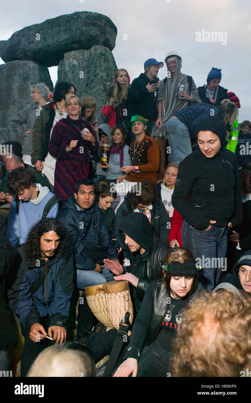Large crowds gather in then inner circle of the stones at stonehenge to ...