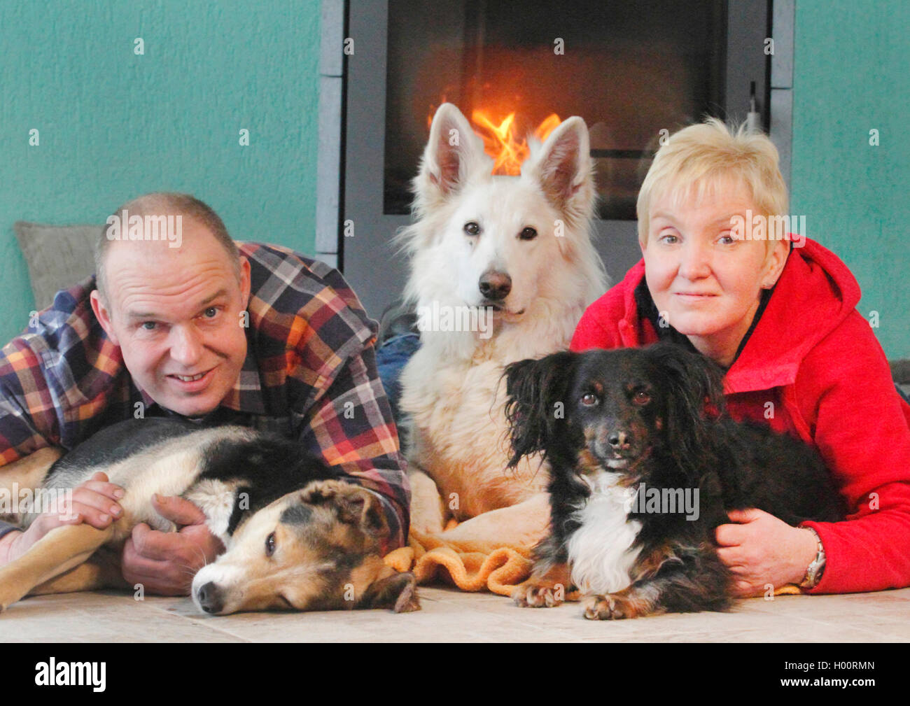 Fireplace family hi-res stock photography and images - Alamy