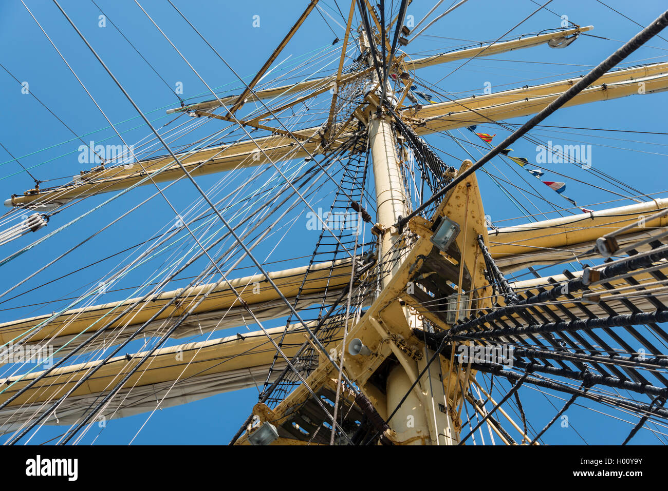 Detail rigging tall ship hi-res stock photography and images - Alamy