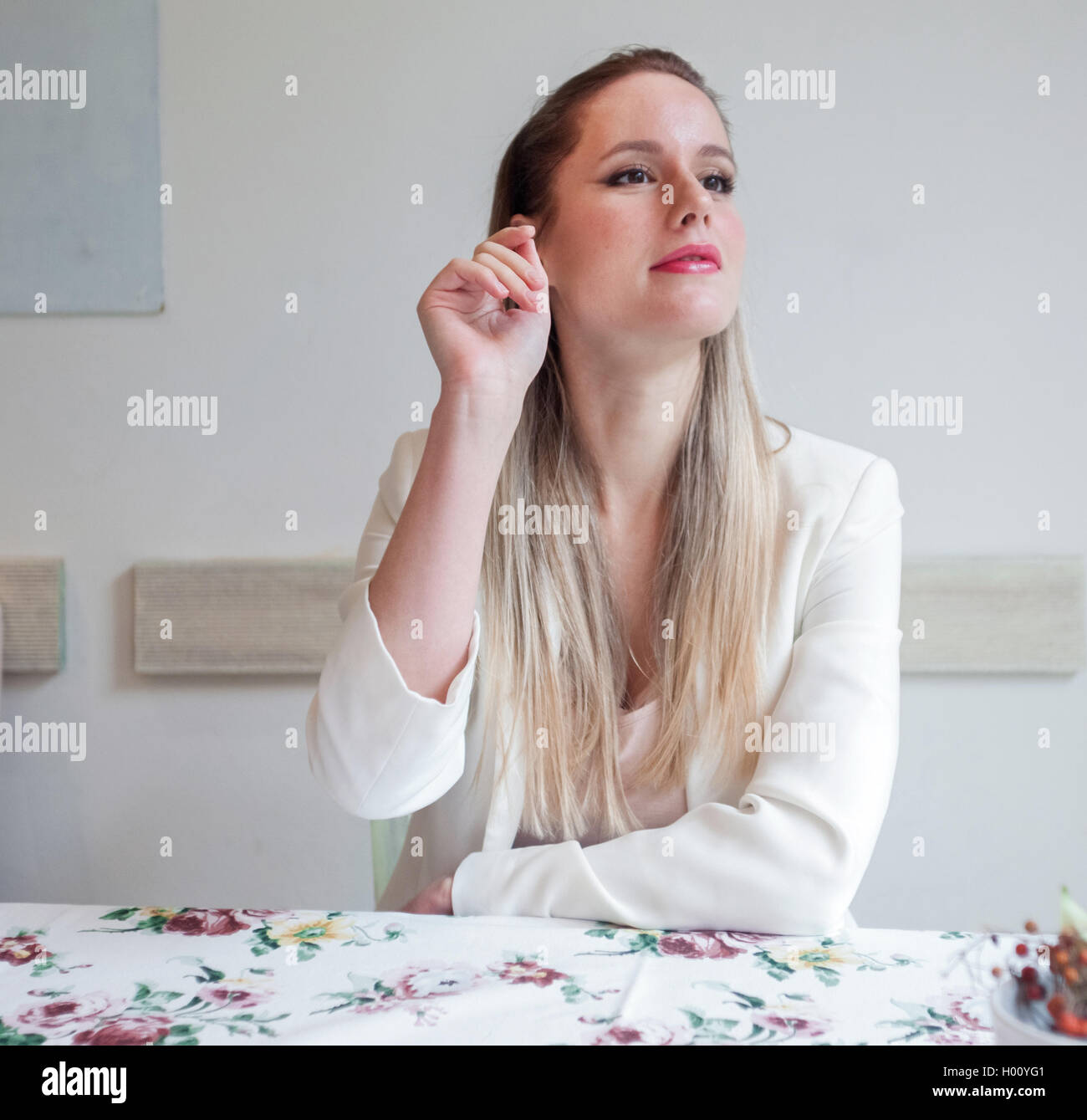 Attractive young woman in the restaurant calling waiter Stock Photo - Alamy