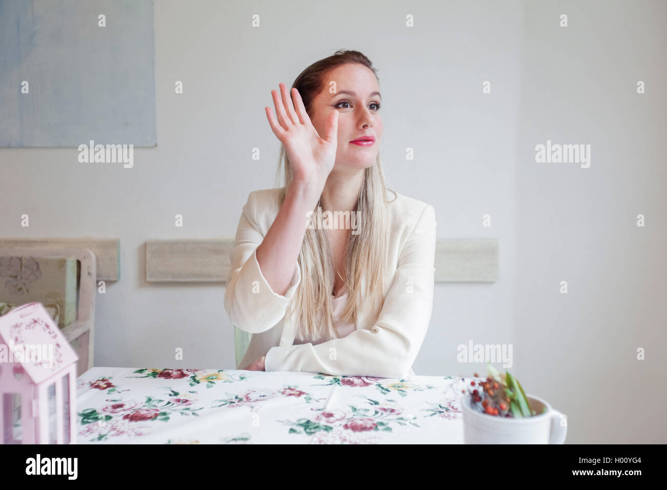Attractive young woman in the restaurant calling waiter Stock Photo - Alamy