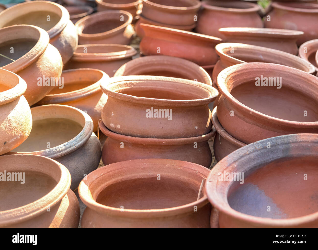 Empty clay pots at market stand Stock Photo - Alamy