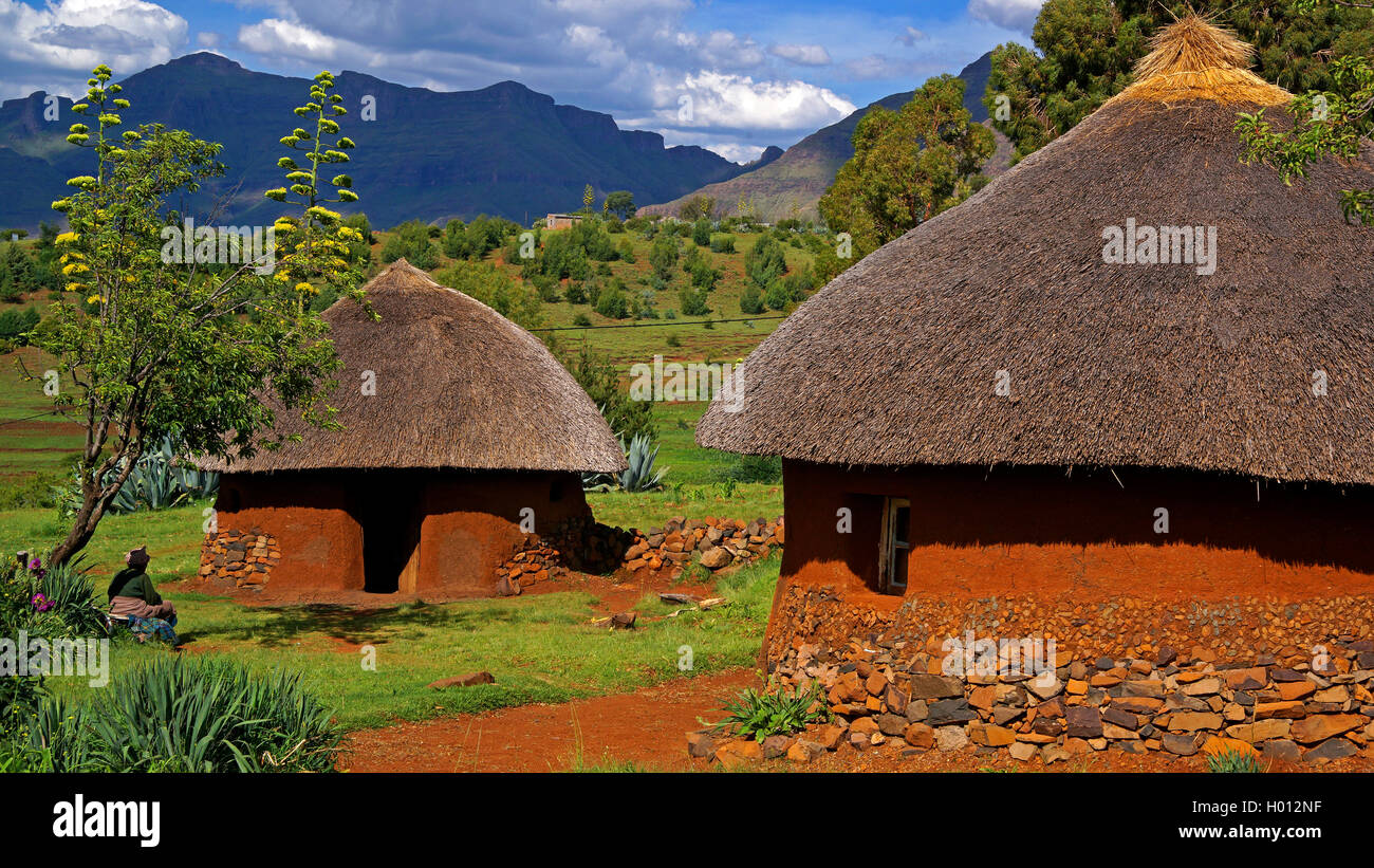 African huts hi-res stock photography and images - Alamy