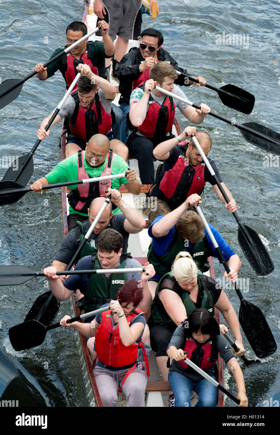 Dragon boat racing Stock Photo - Alamy