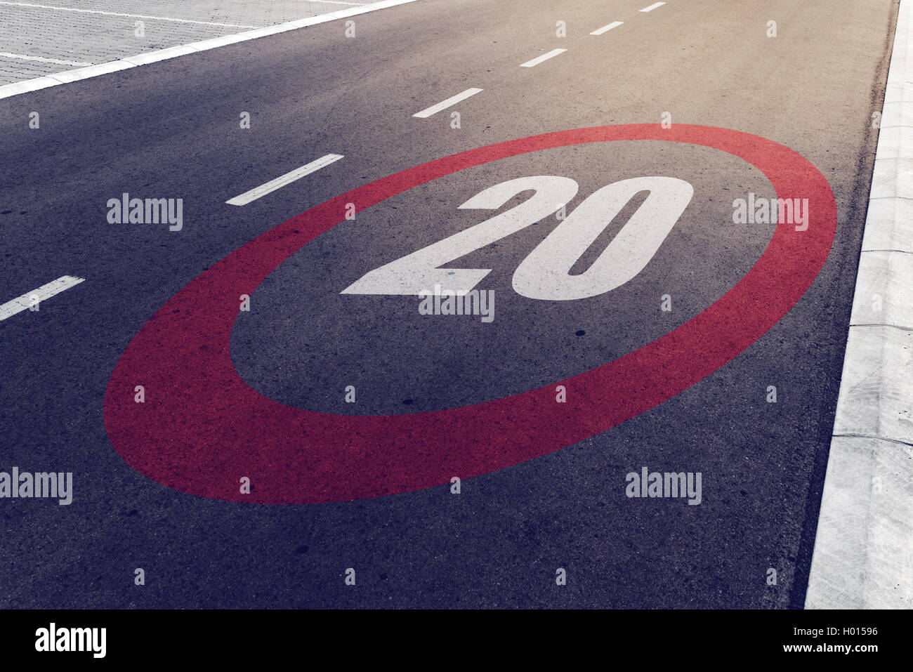 20 mph road sign hi-res stock photography and images - Alamy
