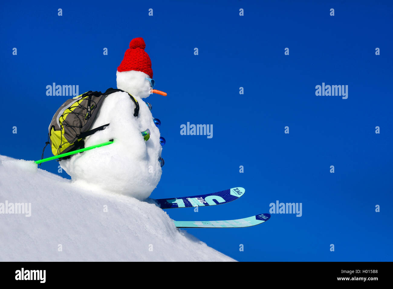Snowman with clothes hi-res stock photography and images - Alamy