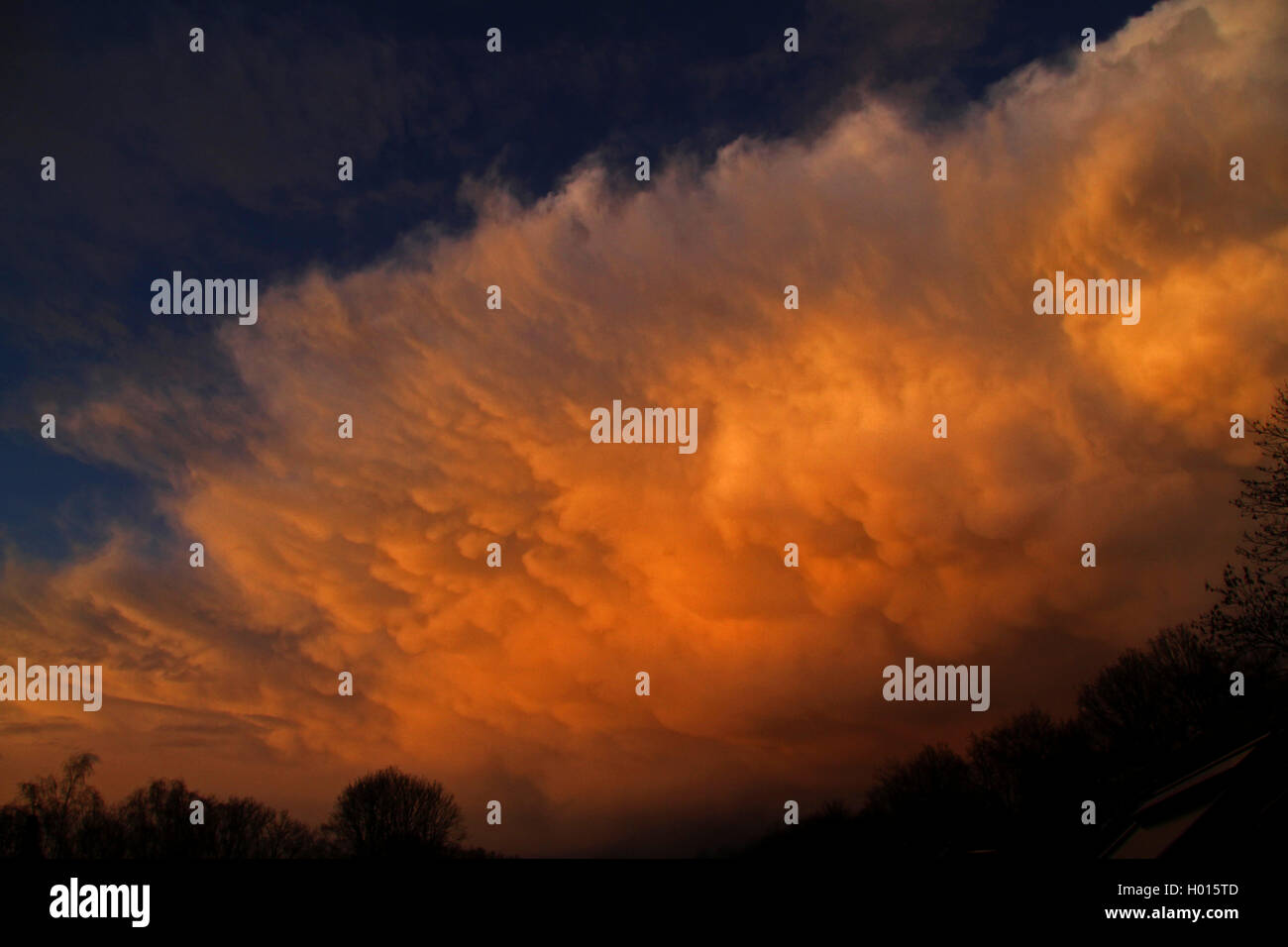 Red cumulonimbus cloud hi-res stock photography and images - Alamy