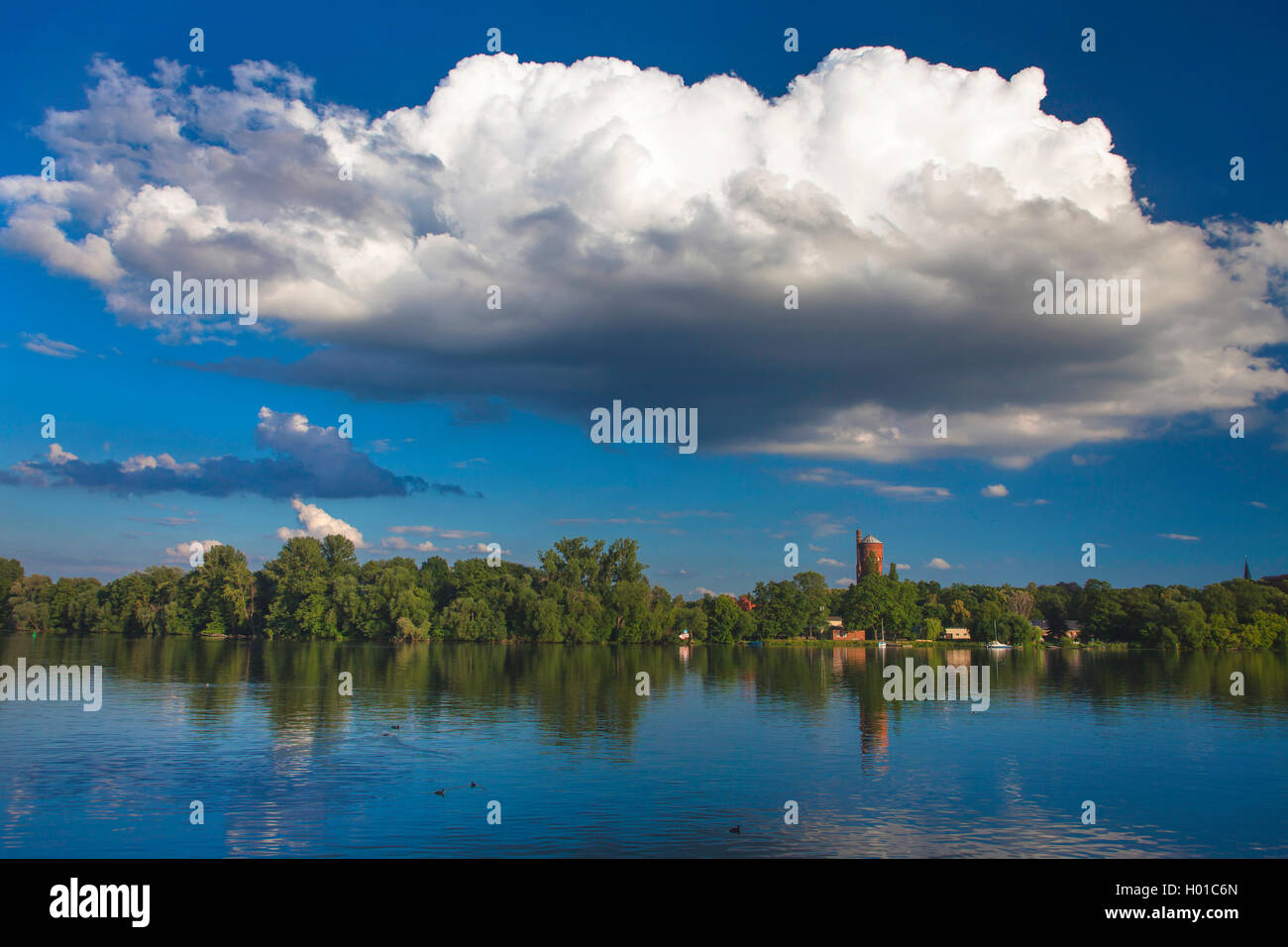 Clouds and summer lakes hi-res stock photography and images - Alamy