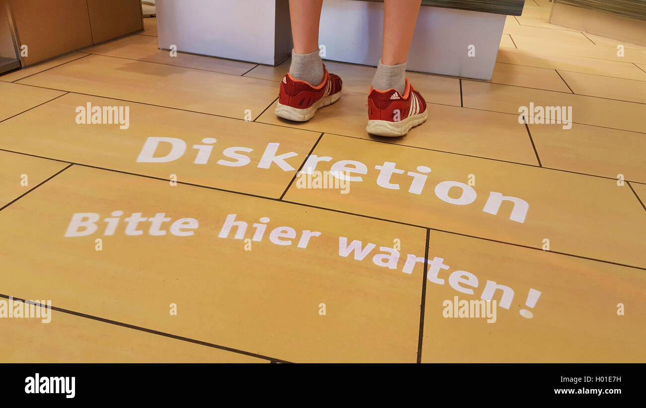 Projektion auf dem Fussboden 'Diskretion, bitte hier warten!' Stock ...