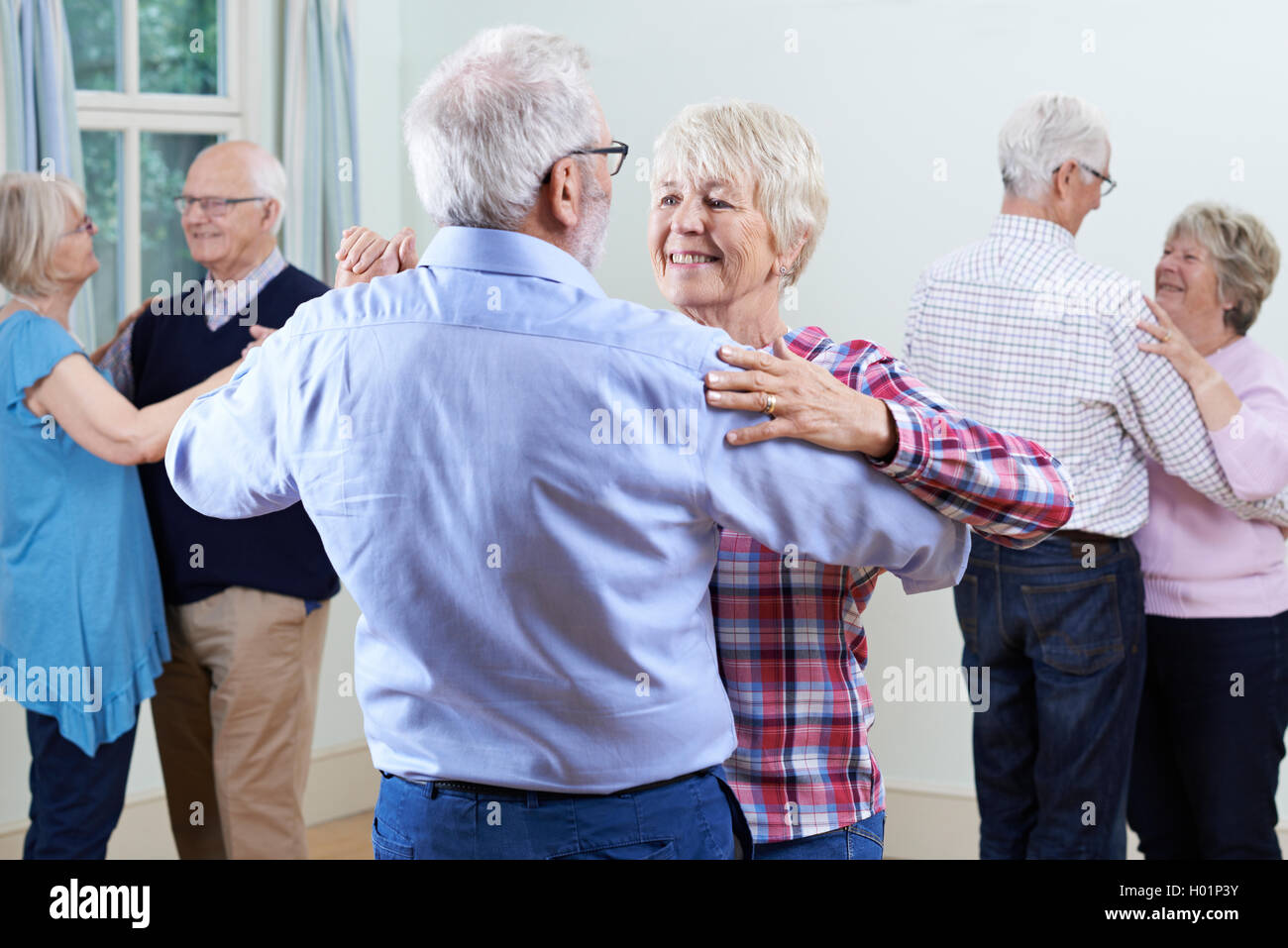 Seniors dancing group hi-res stock photography and images - Alamy