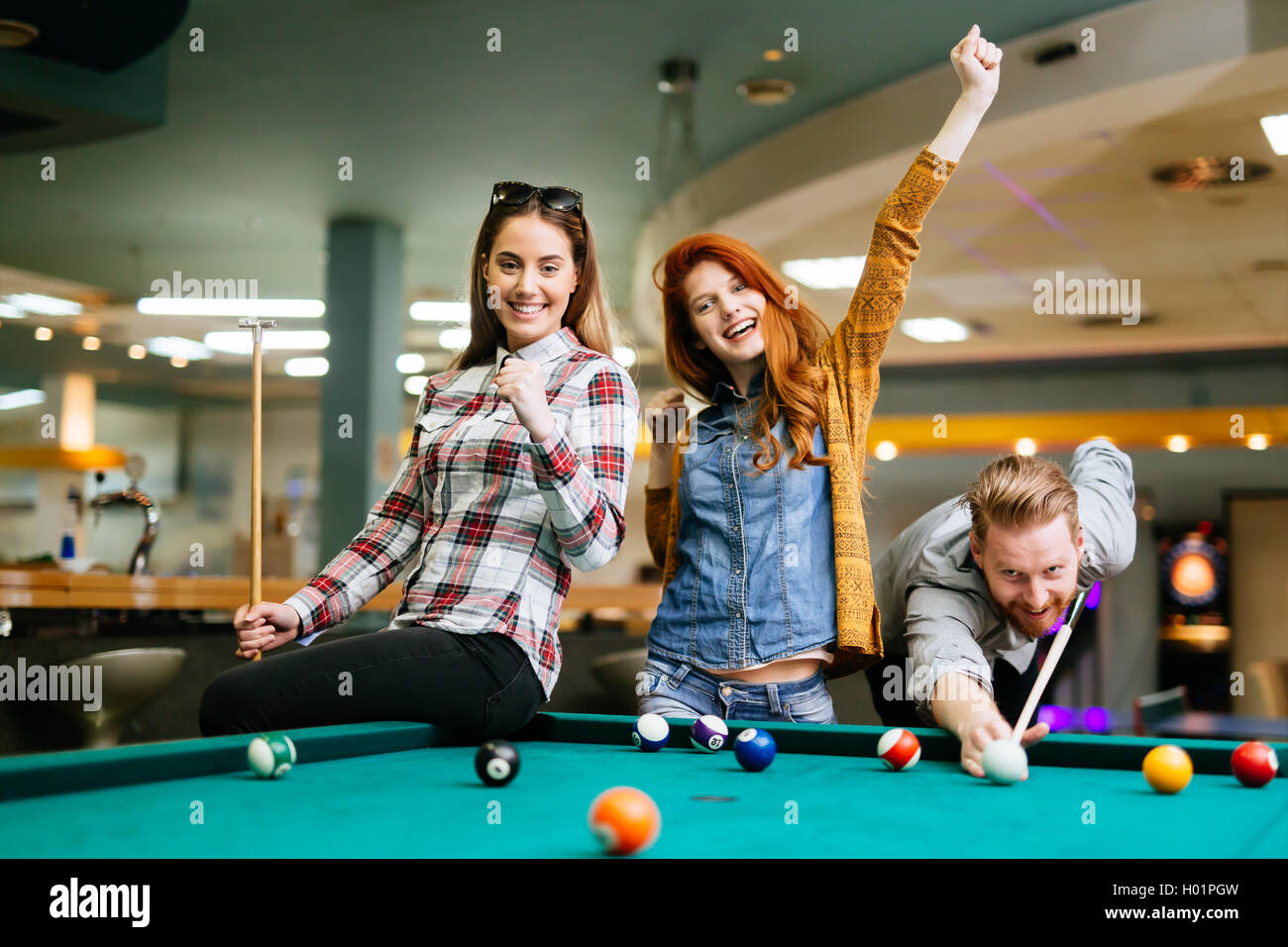 Friends enjoying pool hi-res stock photography and images - Alamy